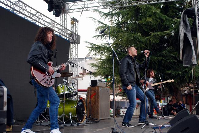 Со настапот на охридскиот рок состав „The Backdoor Band“ започна ...