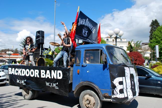 Фото+: Рокенрол атракција низ улиците на Охрид со „The Backdoor Band“ и ...