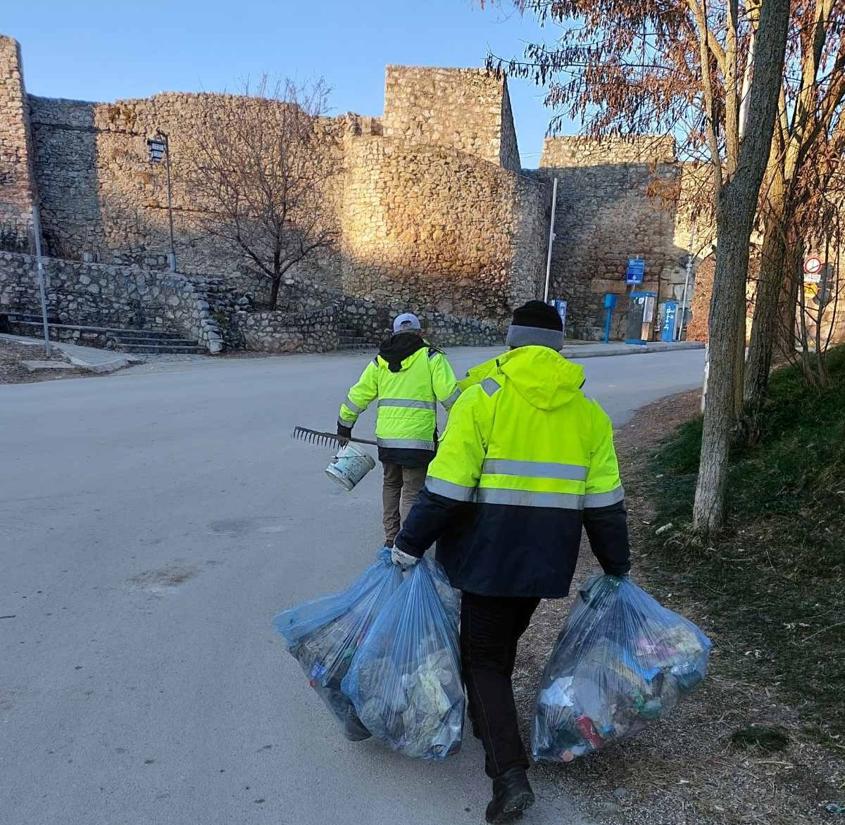 Спроведена акција за чистење на потегот околу sидините кај Горна Порта ...