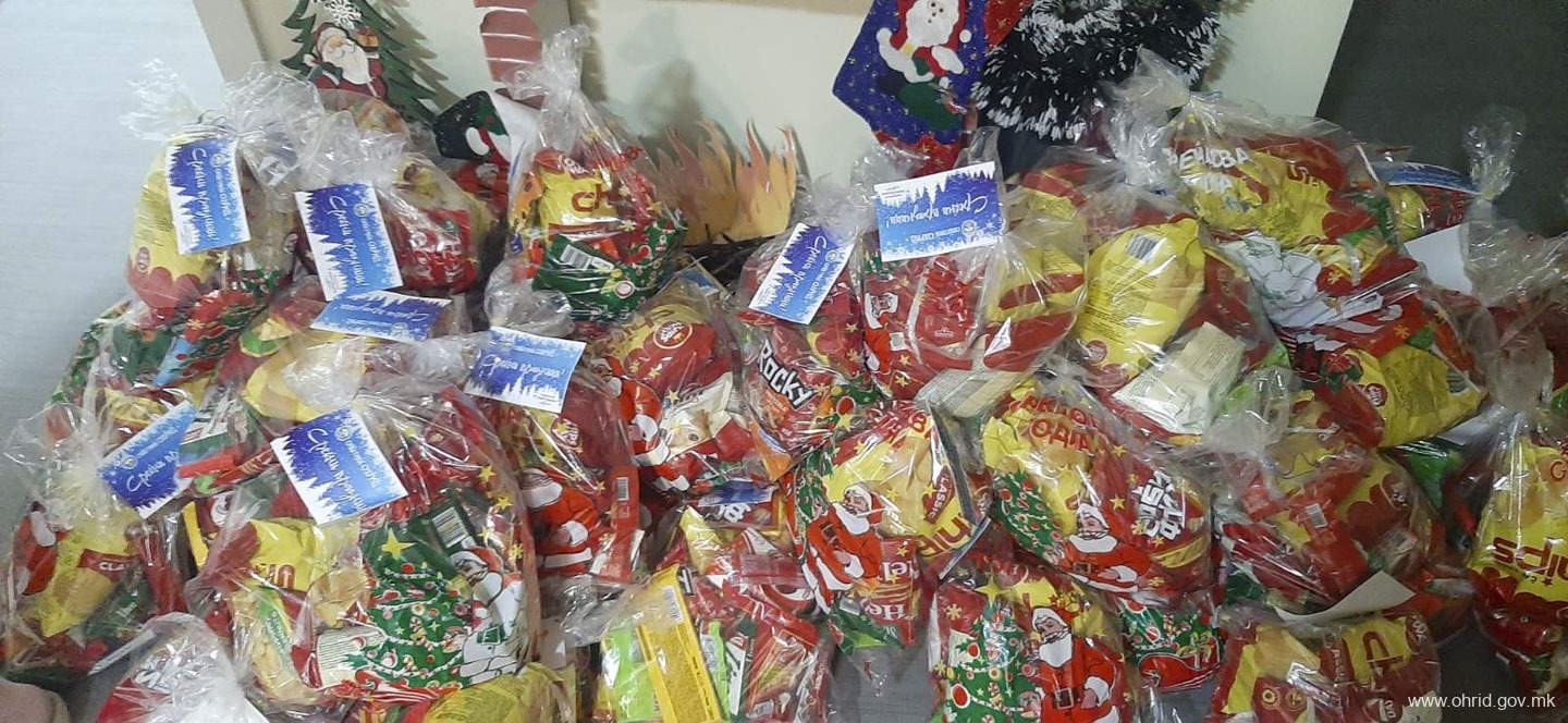 Поделени новогодишни пакетчиња за радост на најмладите - OhridNews