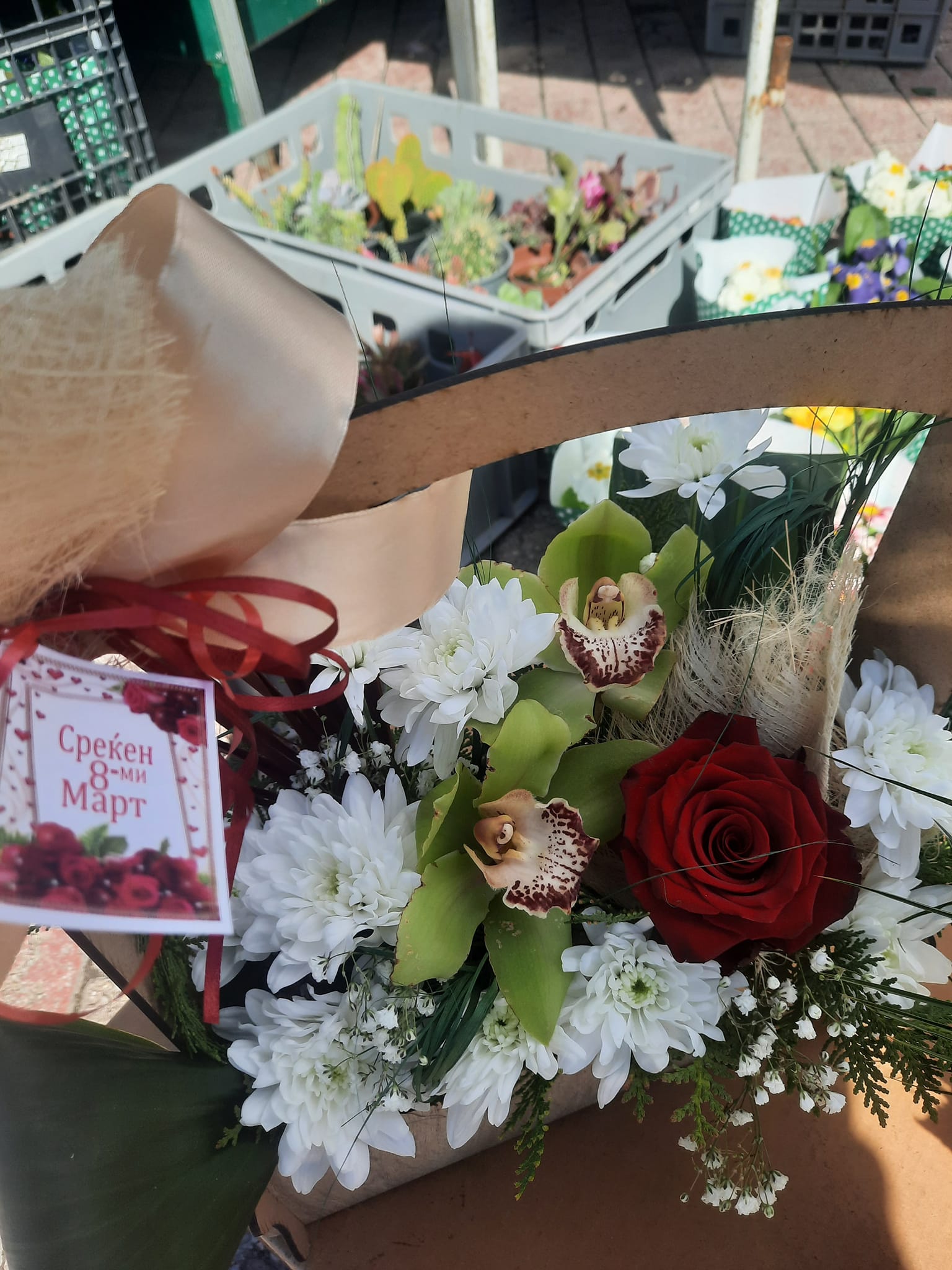 Поставени тезги за продажба на цвеќе и цветни аранжмани на плоштадот ...
