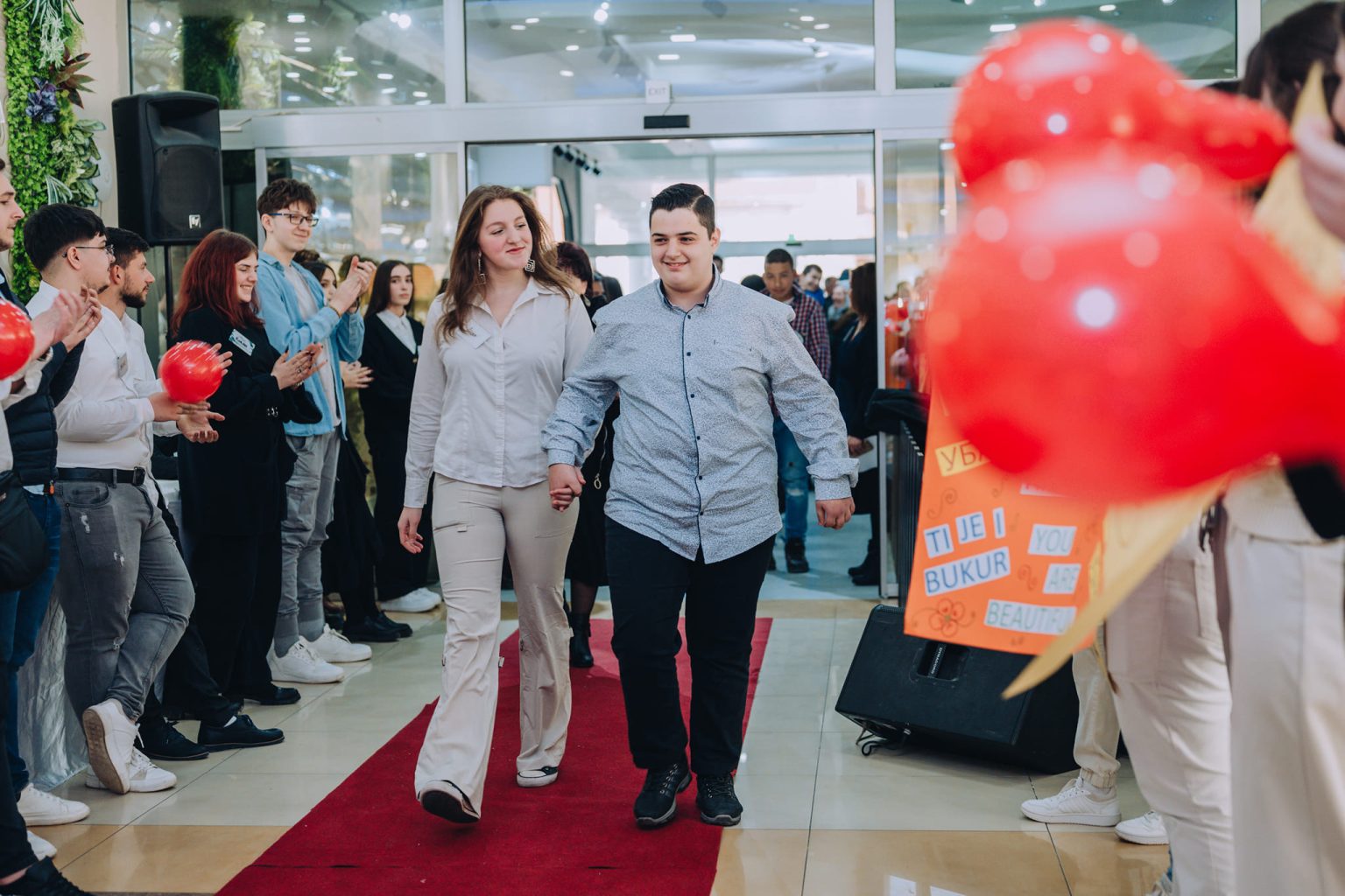 Волонтерите на Црвен крст дел од свечената матурска вечер посветена на лицата со посебни потреби