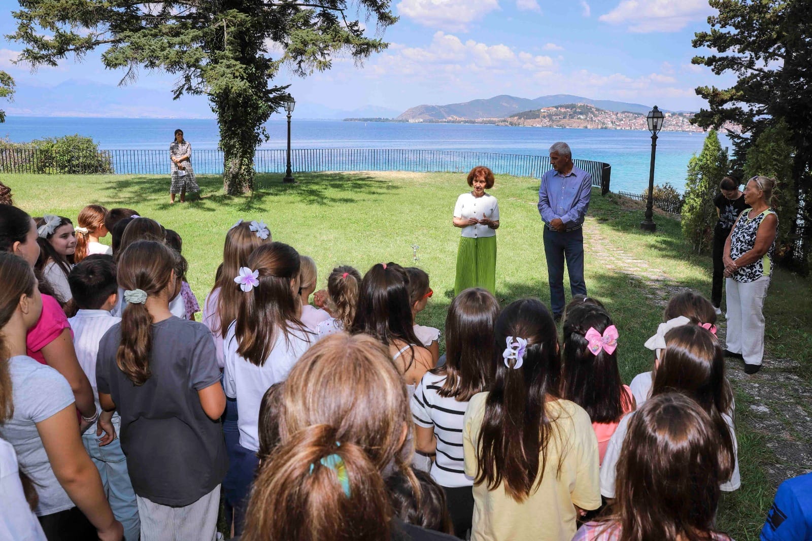 Претседателката Сиљановска Давкова ги прими членовите на хорот „Златно славејче“ Ohridnews